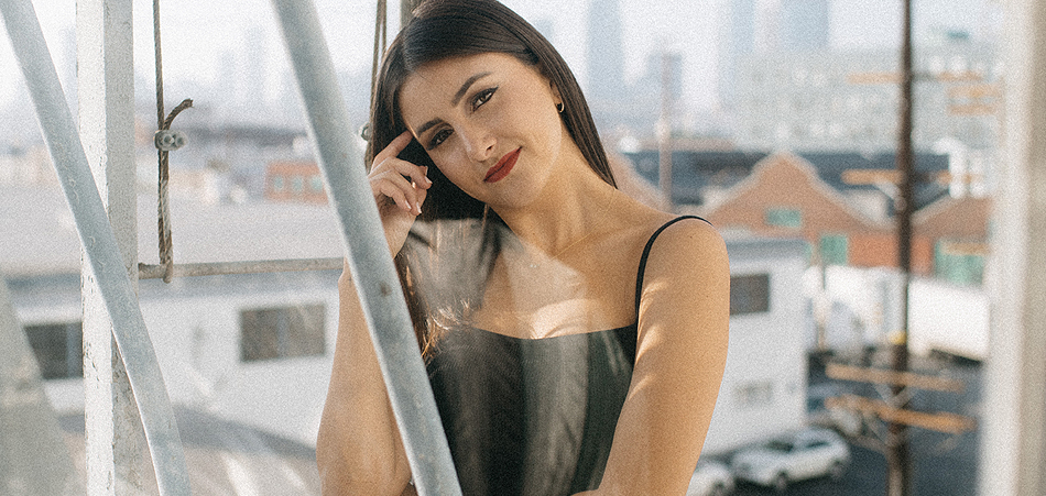 Caroline Grace shows us her “Bad Behavior” in empowering anthem [Video ...