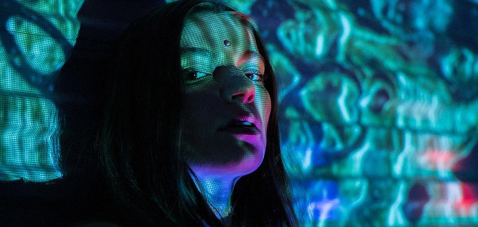 Molly Moore living in the moment, reminds us to “Be Here Now” – EARMILK