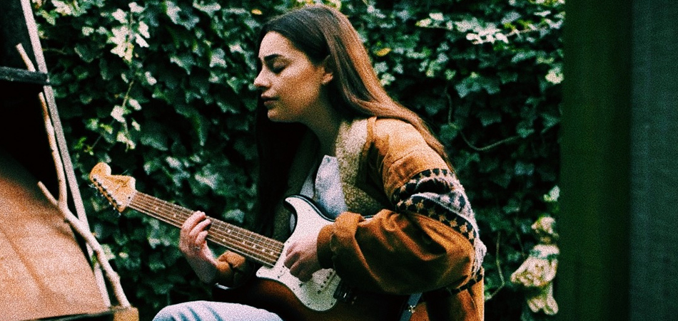 Eleni Drake shares her glorious “Songs On Sundays” EP – EARMILK