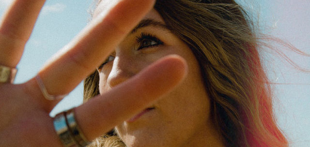 Inés Rae is alt-pop’s “New Girl” – EARMILK