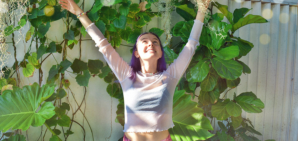 Meresha finds “Trouble” in sultry new single [Video] – EARMILK