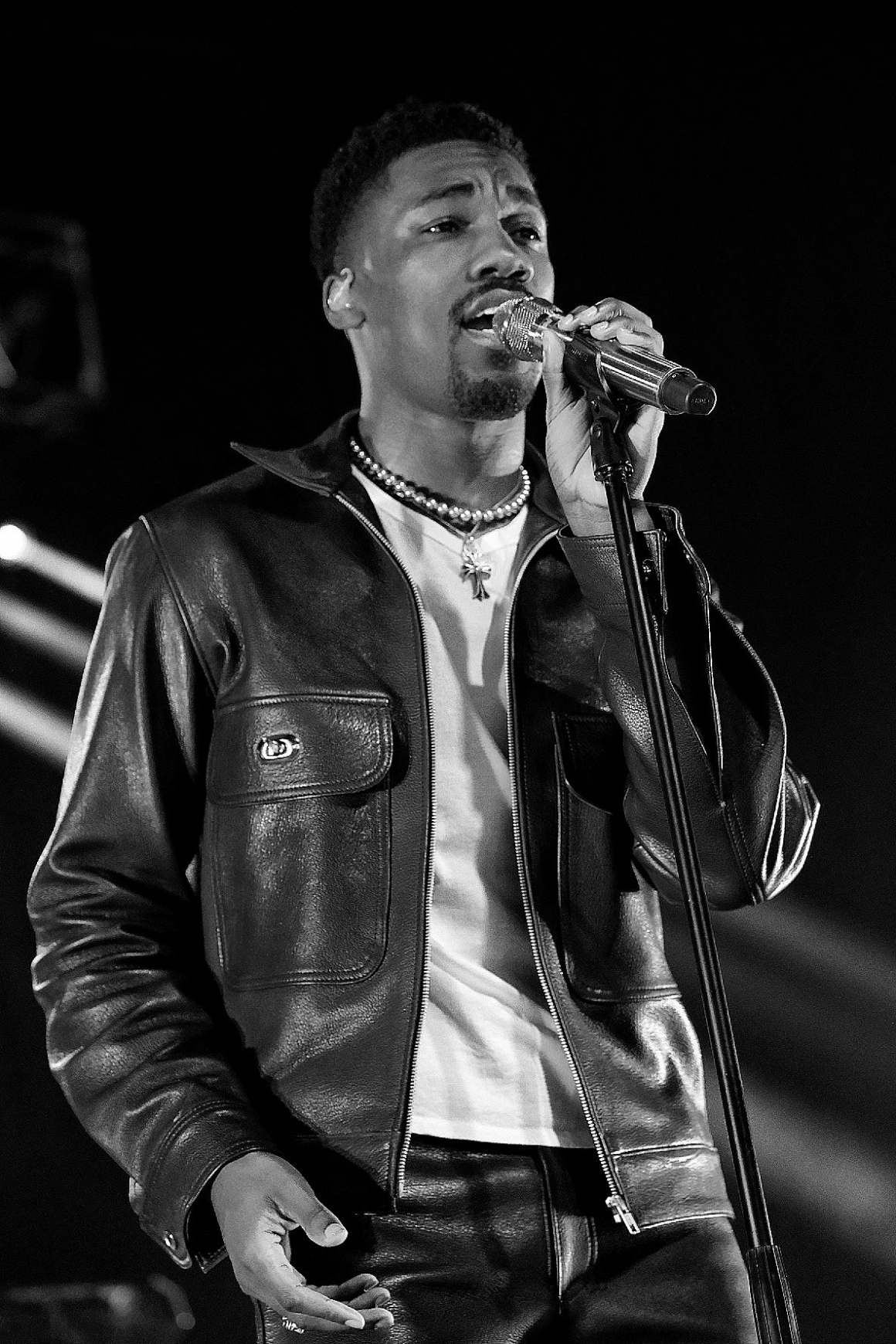 R&B star Giveon captivates us throughout his “Give Or Take” U.S. tour ...