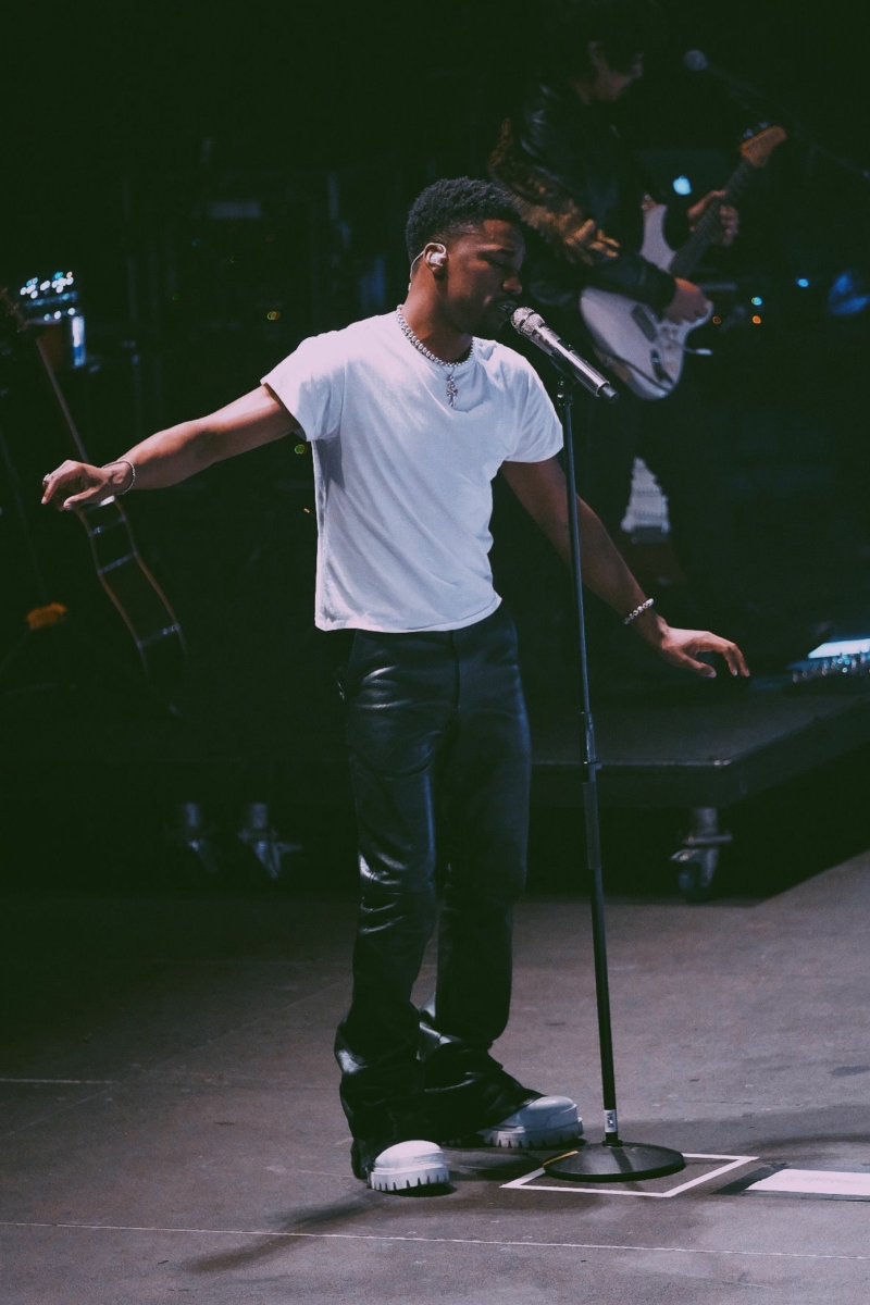 R&B star Giveon captivates us throughout his “Give Or Take” U.S. tour ...