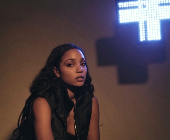 Paris-based artist Alyxa shares new offering, “praying” – EARMILK