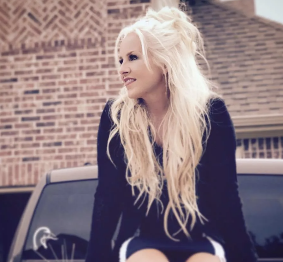 Lady Redneck debuts Americana single “Dreams Do Die Hard” – EARMILK