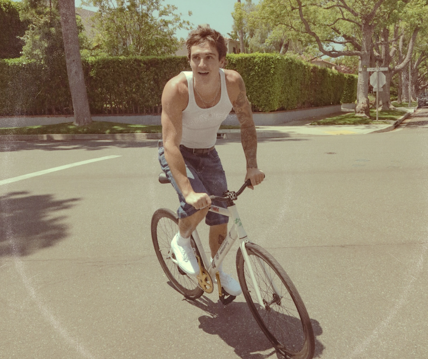 Sammy Wilk shares his latest single, “Red & Gold” [Premiere] – EARMILK