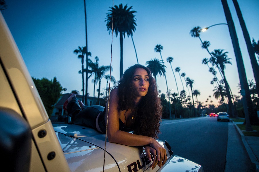 Jess Meilman presents a heartfelt single “Cuts The Sharpest” – EARMILK