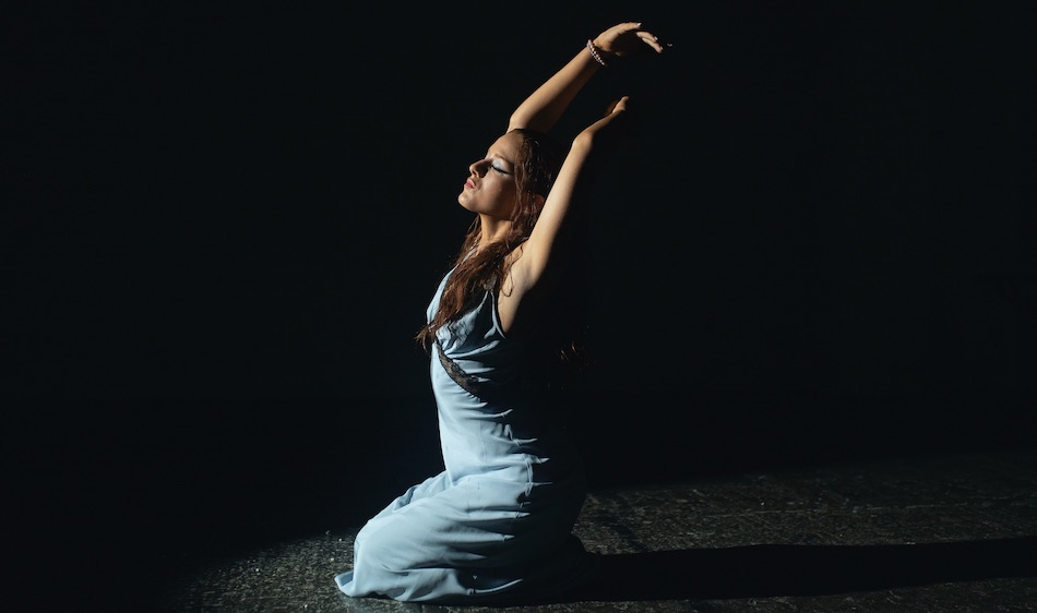 Pop singer/songwriter Ella Collier discusses her journey with sobriety ...