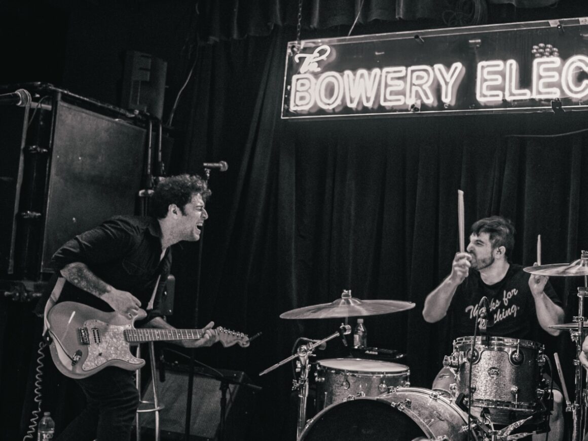 Strange Rainn presents a brand new single “Detained Bliss” – EARMILK