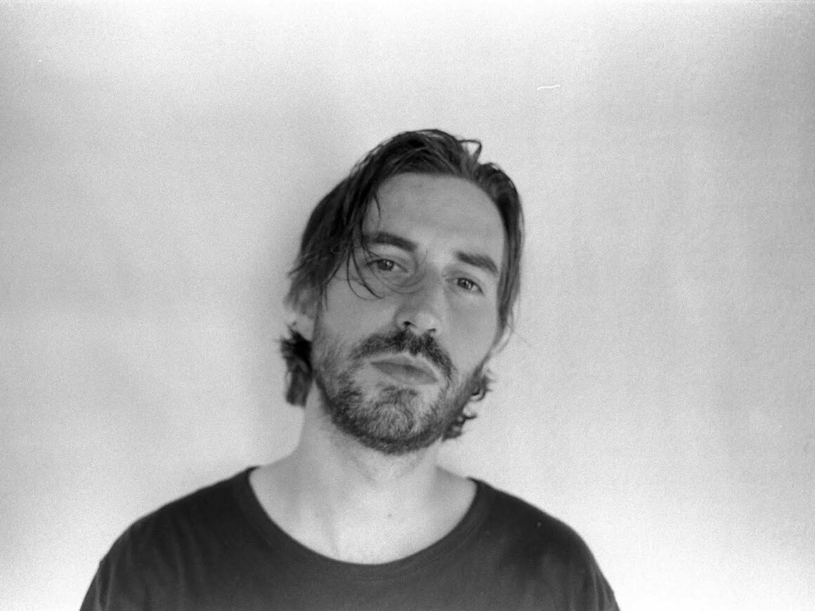 TENNIN delivers powerful new single “French Kiss” – EARMILK