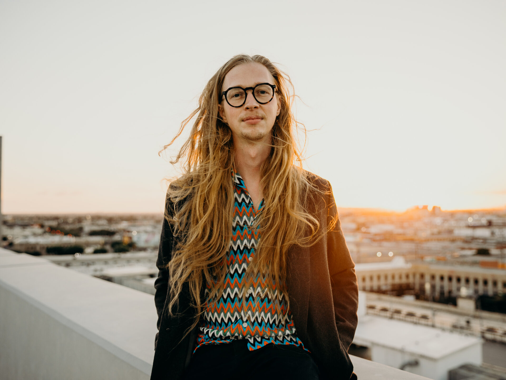 Colouring delivers a new single and music video, “Lune” – EARMILK