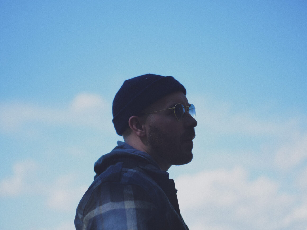 Bobby Thibs shares his new single “Headaches & Heartbreaks” – EARMILK