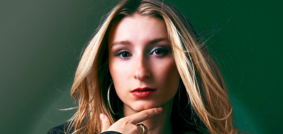 Holly Riva unleases spellbinding single “Drowning” – EARMILK