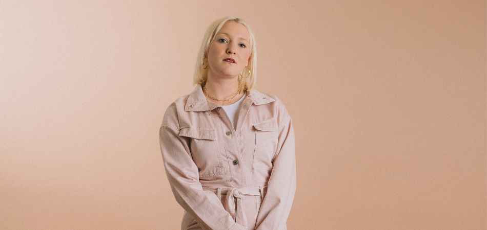 Molly Warburton goes for “Gold” – EARMILK