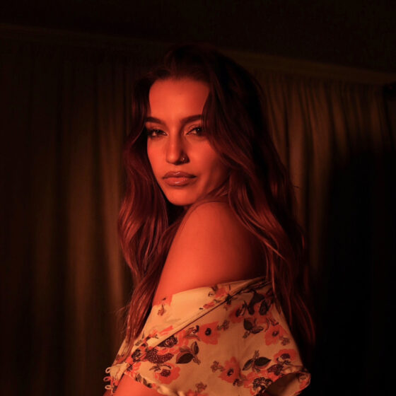 SIMYA merges “Bodies and Minds” in her new sultry single – EARMILK