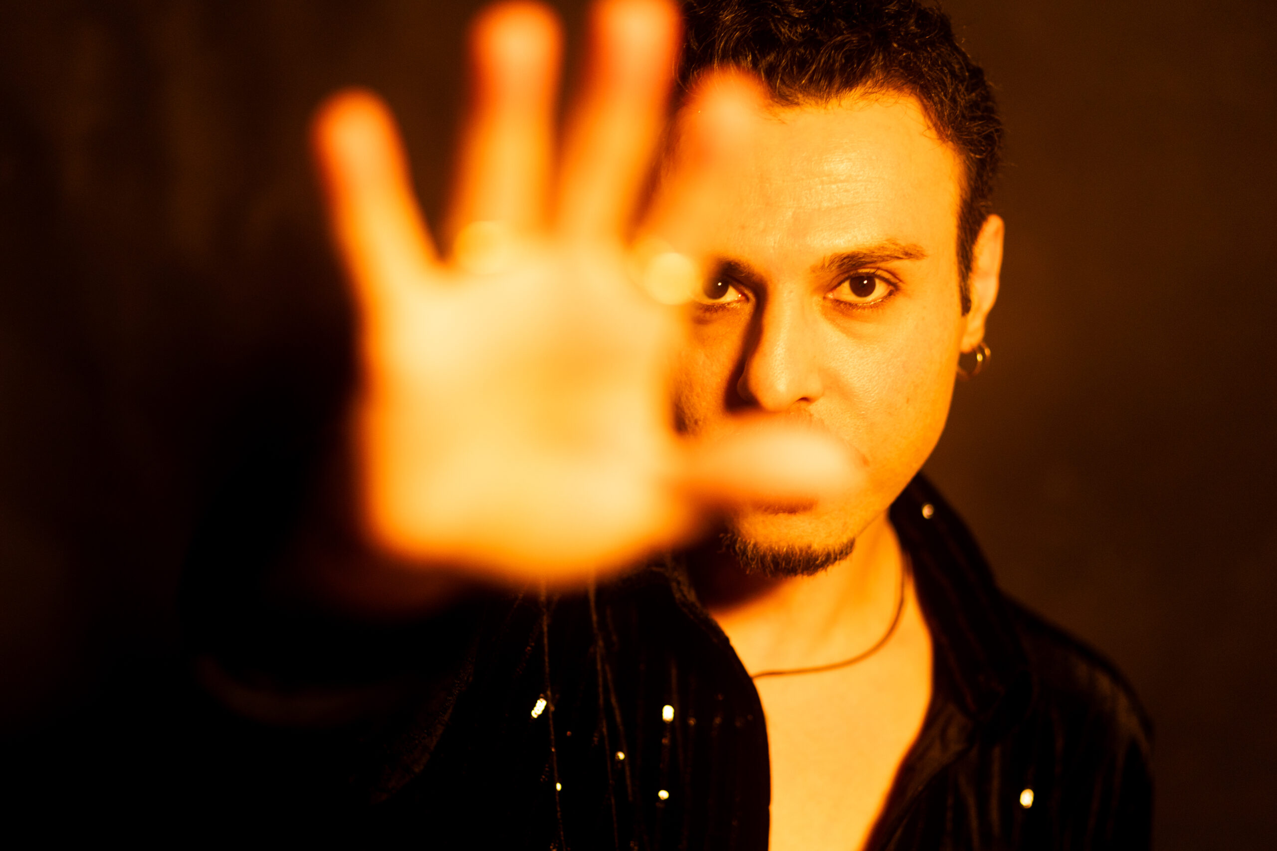 Sepp Osley shares revolutionary pop anthem “Sing” – EARMILK
