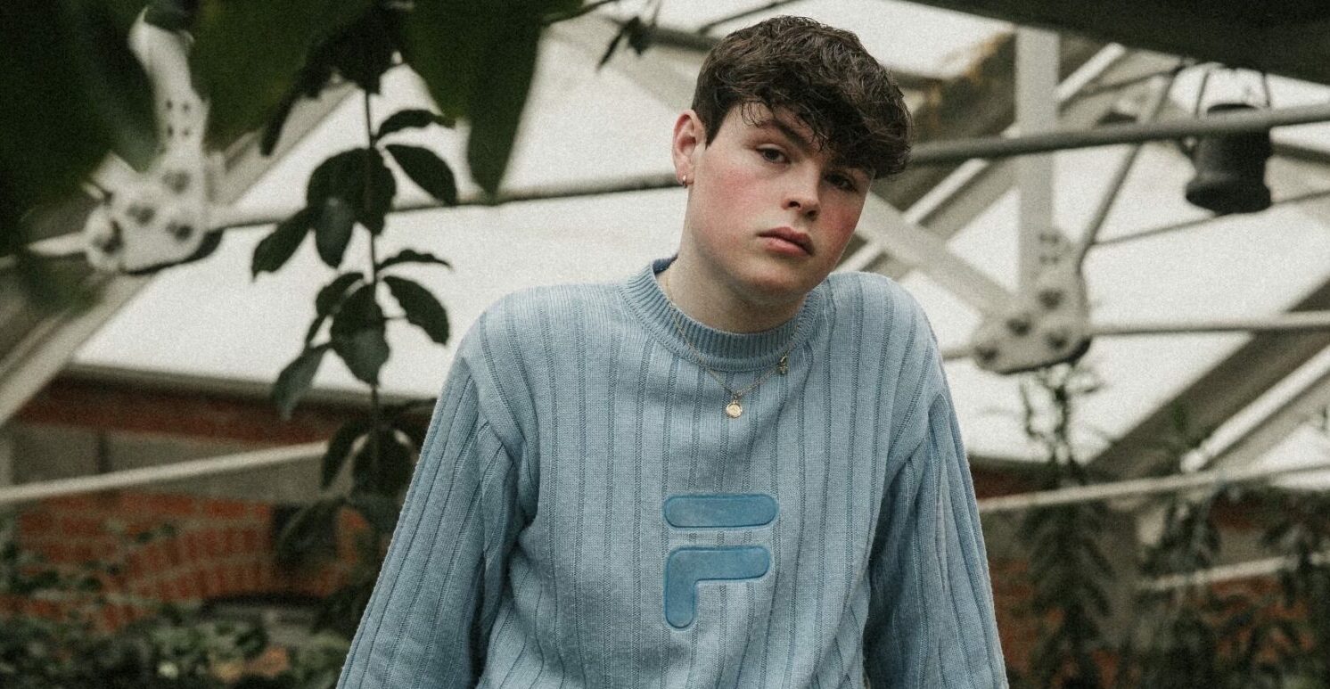 Singer-songwriter Oisín presents a great song, “Summer” – EARMILK