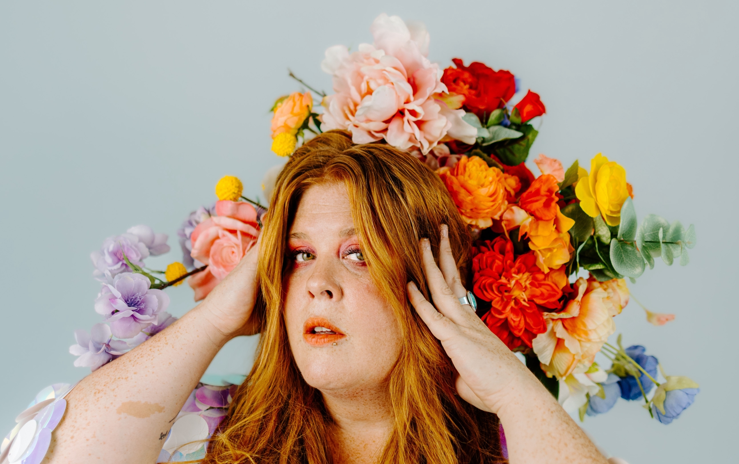 Heather Mae pens joyous LGBTQ+ anthem “Kissing Girls” [Video] – EARMILK