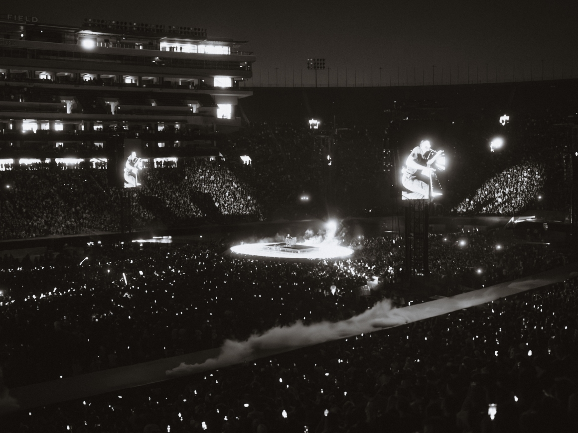 Fred Again.. delivers a stunning sold-out stadium debut in LA at the ...