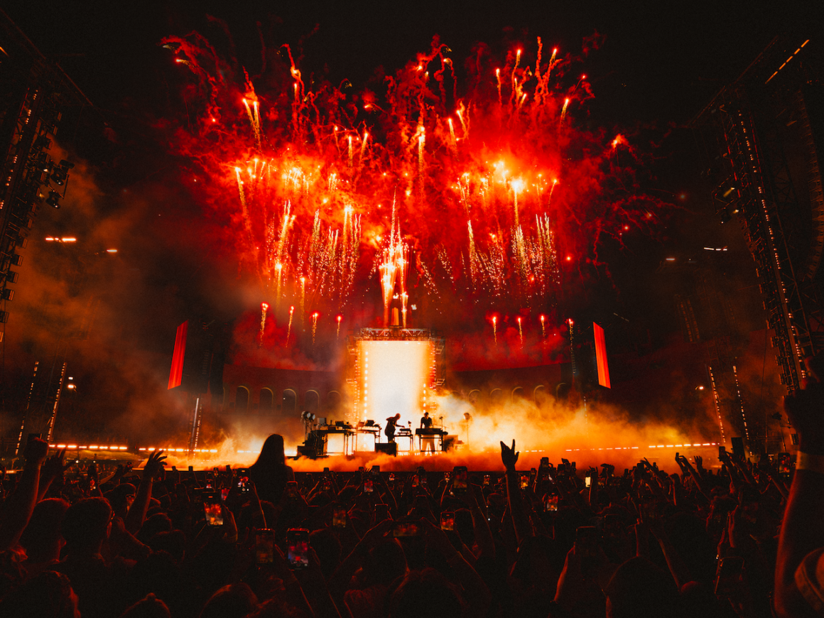 Fred Again.. delivers a stunning sold-out stadium debut in LA at the ...