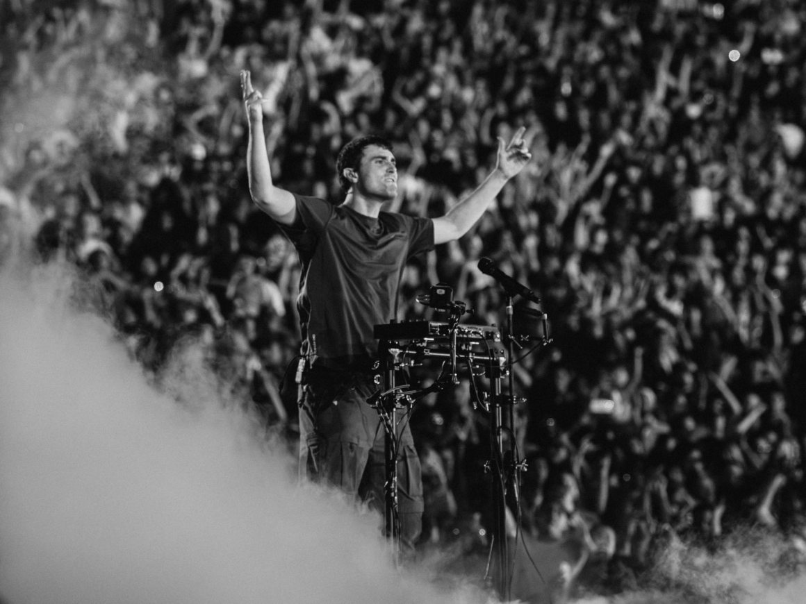 Fred Again.. delivers a stunning sold-out stadium debut in LA at the ...