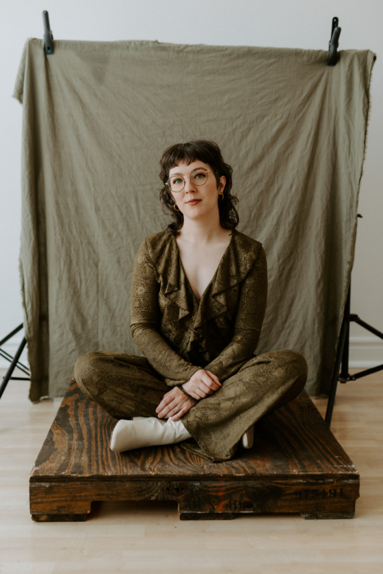 Shannon Chapman shuts out the world on “Lay Back” – EARMILK