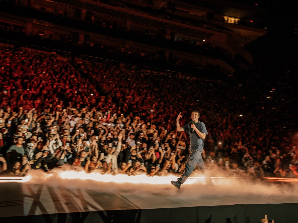 Fred Again.. delivers a stunning sold-out stadium debut in LA at the ...