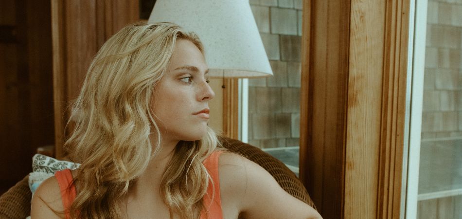 Camryn Quinlan Debuts with Reflective Single “Hourglass” – EARMILK