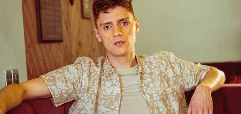 Oli Barton Shines with Buoyant New Single “Day And Night” – EARMILK