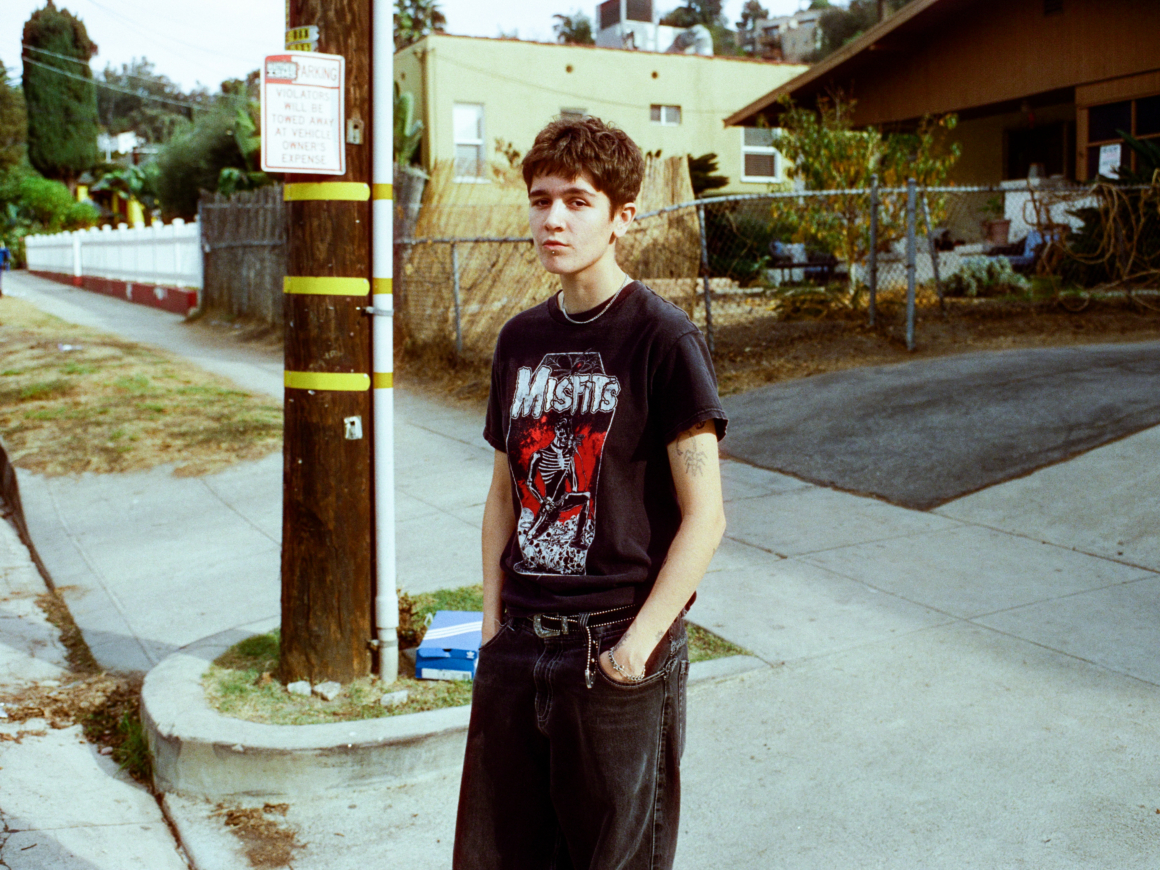 Blake Theriot shares self-assured anthem “Late Night Theme” – EARMILK