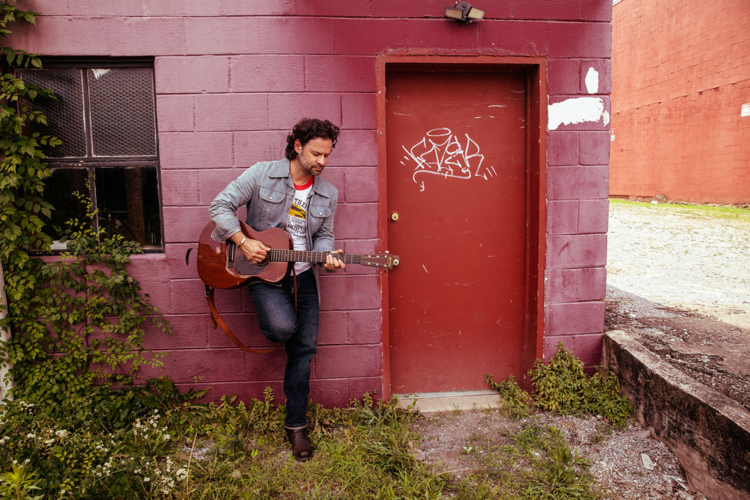 Joshua Caleb Smith delivers raw emotion on “Barkeep” – EARMILK