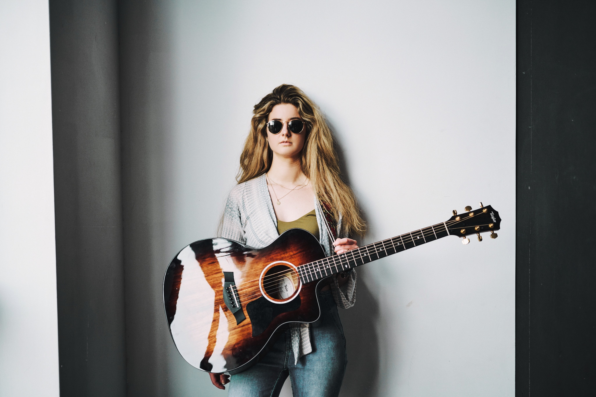 Logan Taylor shines with raw honesty in “Light Me Up” [Album] – EARMILK