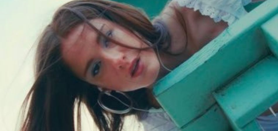 Ella Collier proves she’s one to watch with “I DON’T DO DRUGS” – EARMILK