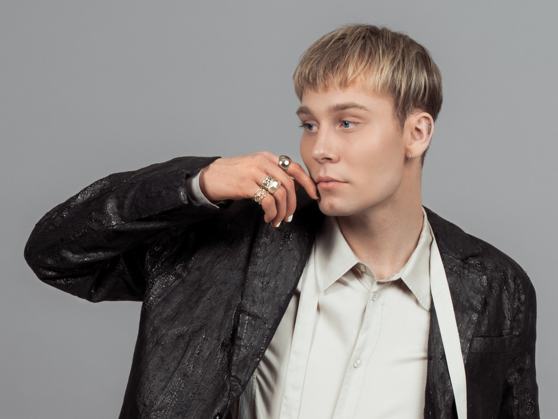 Ross Alan shares vibrant, genre-blending release “Backseat Joyride ...