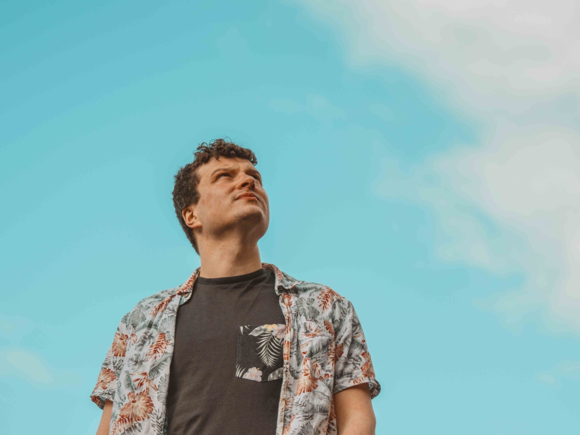 Freya Leiya drops her latest R&B single “POISON” – EARMILK